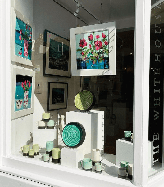 17 Easy Autumn Window Display Ideas for Your Store