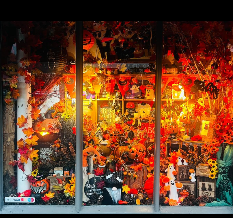 17 Easy Autumn Window Display Ideas for Your Store