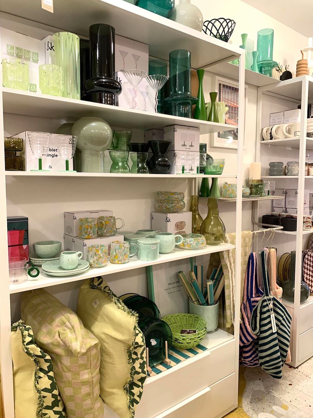 20 Visual Merchandising Tips & Best Practices for 2025 [With Images]